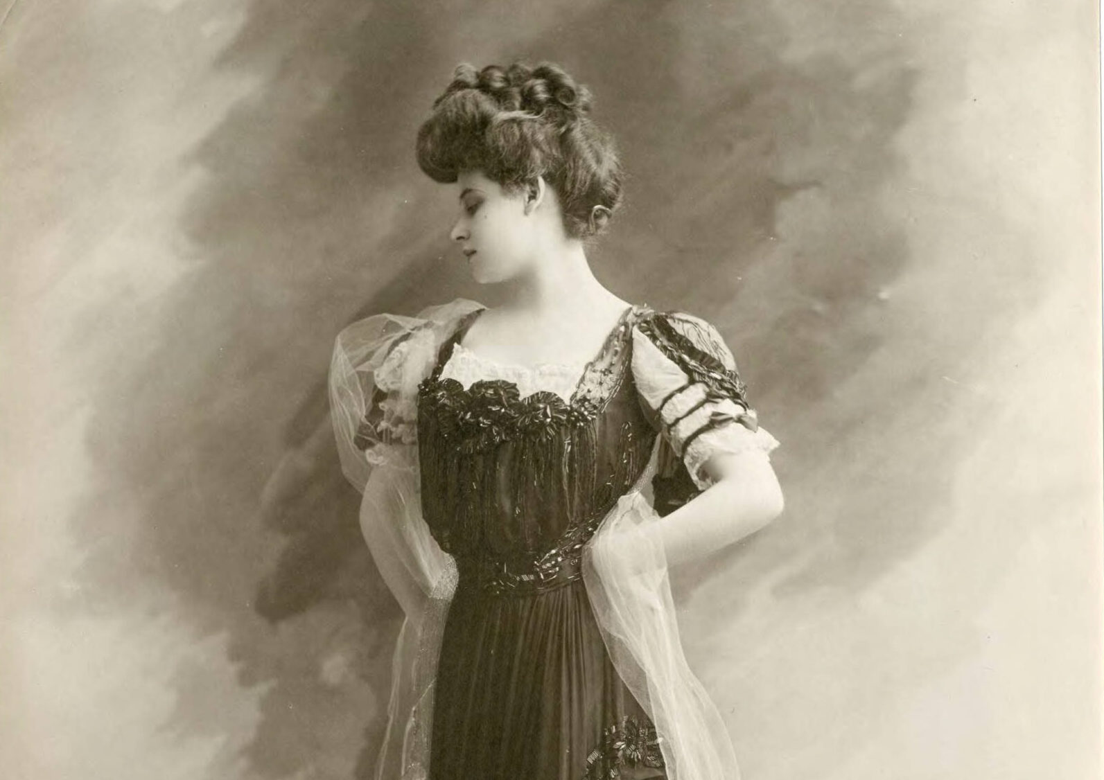Une collection de plus de 600 photographies de mode (1895-1915) du ...